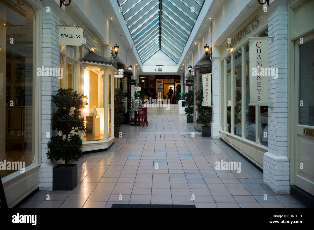Empty shopping mall uk hi-res stock photography and images - Alamy