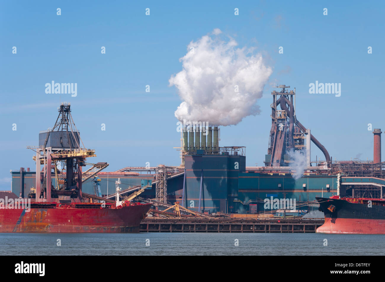 Oil tanker ship unloading cargo hi-res stock photography and images - Alamy
