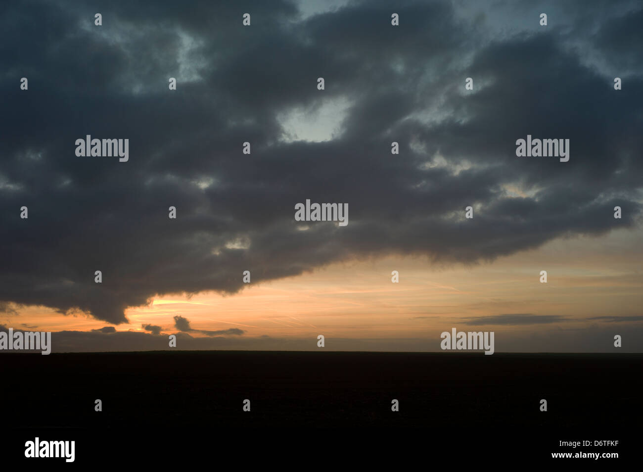 Stormy dark clouds thunderous hi-res stock photography and images - Alamy