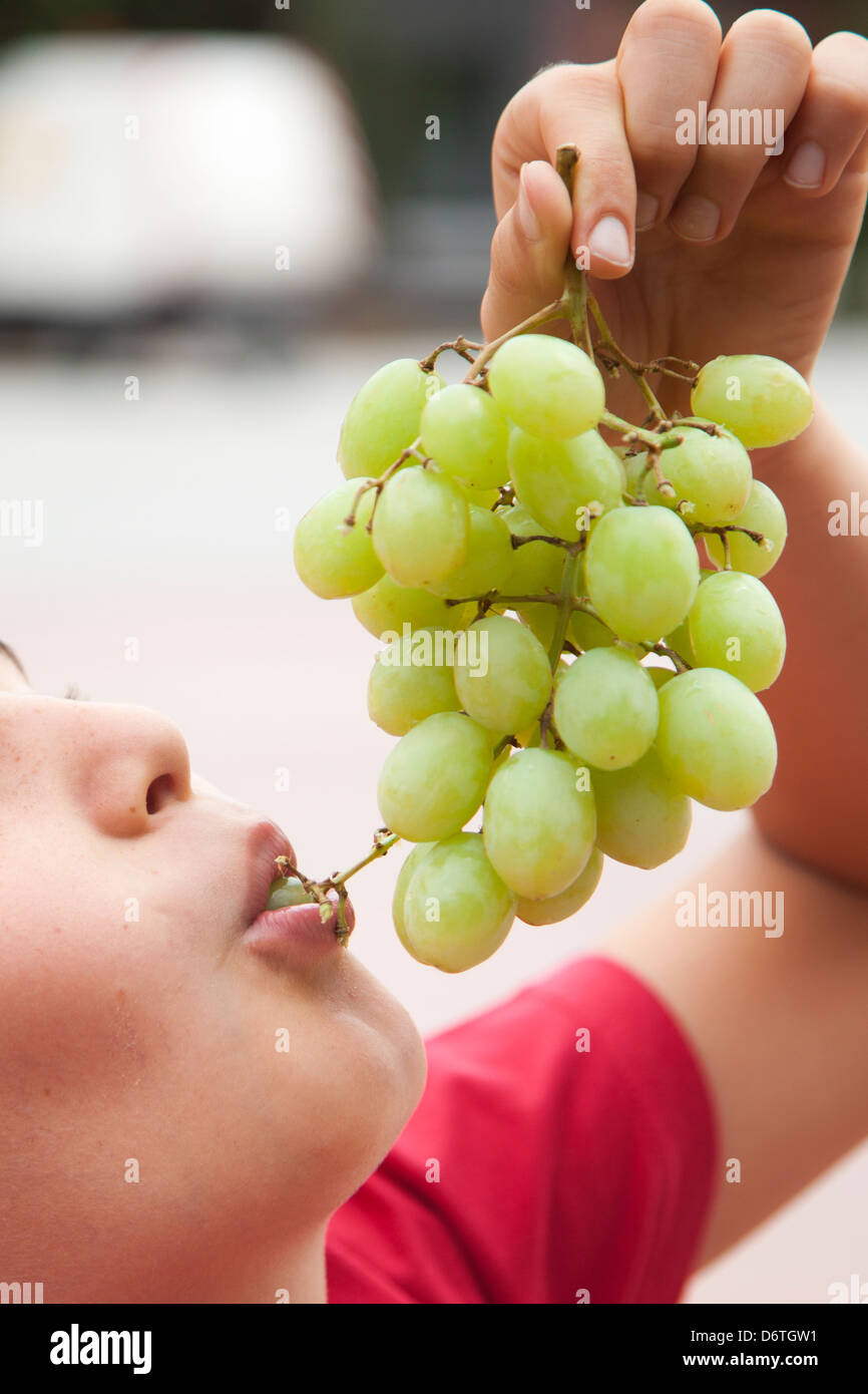 Niño come fruta hi-res stock photography and images - Alamy
