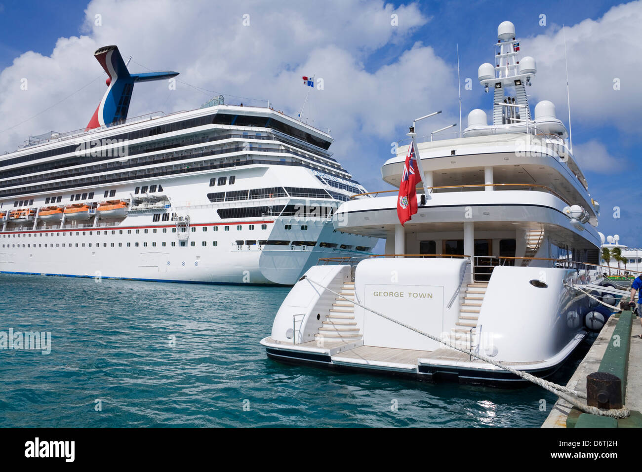 Yacht and Cruise ship at Prince George Wharf, Nassau, New Providence ...