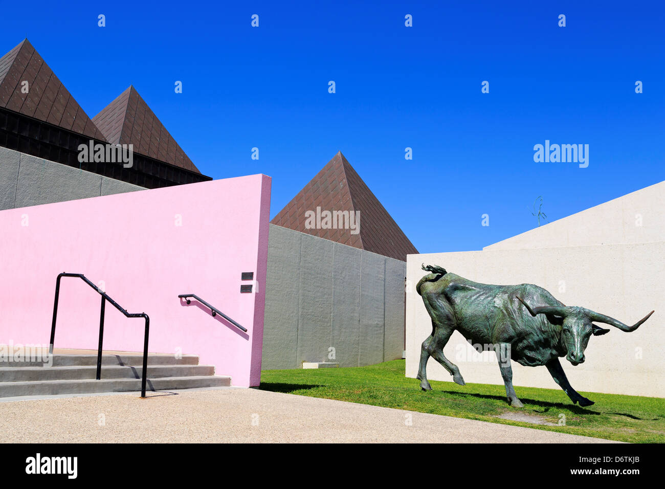Statue of bull outside a museum, Art Museum of South Texas, Corpus ...