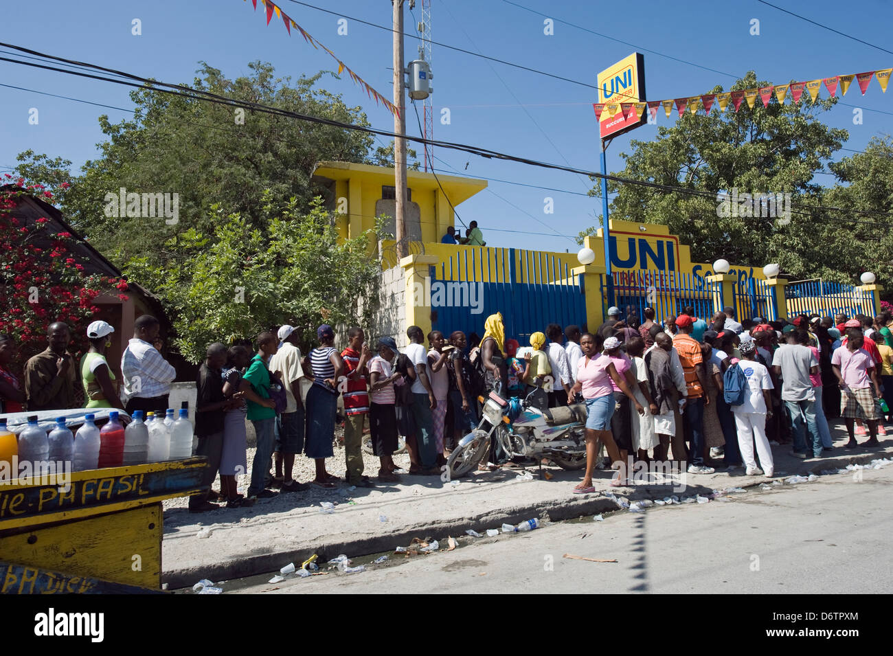 Haitians waiting to get money at a UNI transfer branch, after the ...