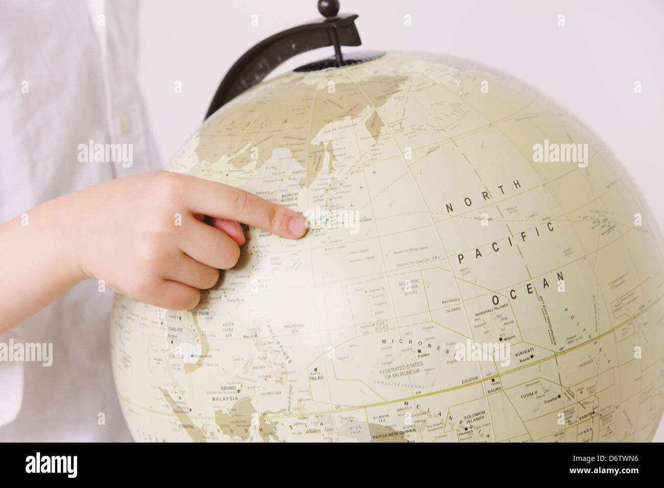 Child pointing a map hi-res stock photography and images - Alamy