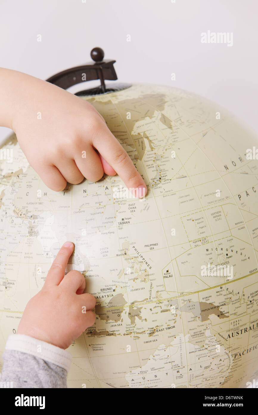 Child showing a map hi-res stock photography and images - Alamy