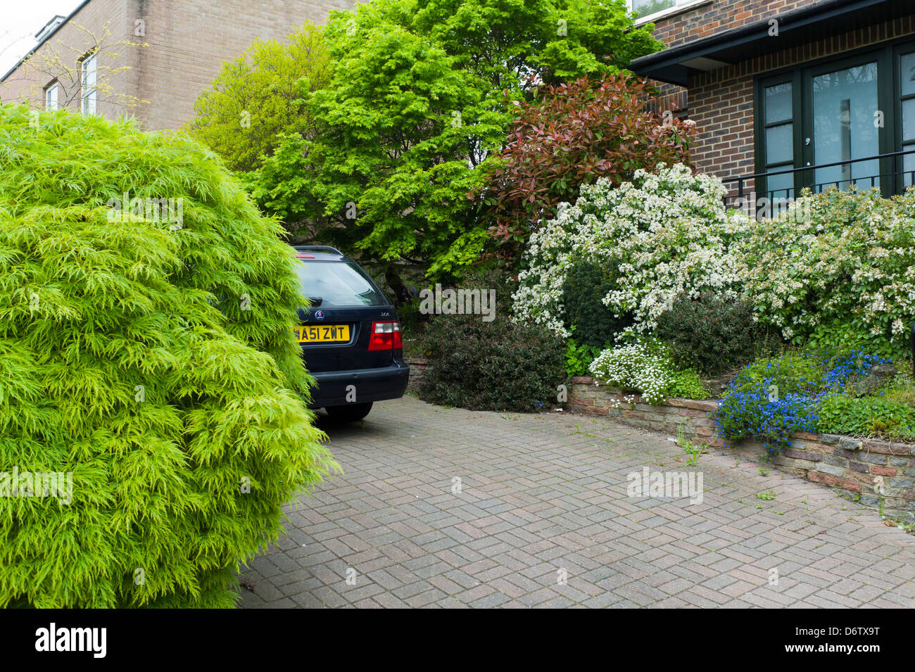 Car driveway suburban hi-res stock photography and images - Alamy