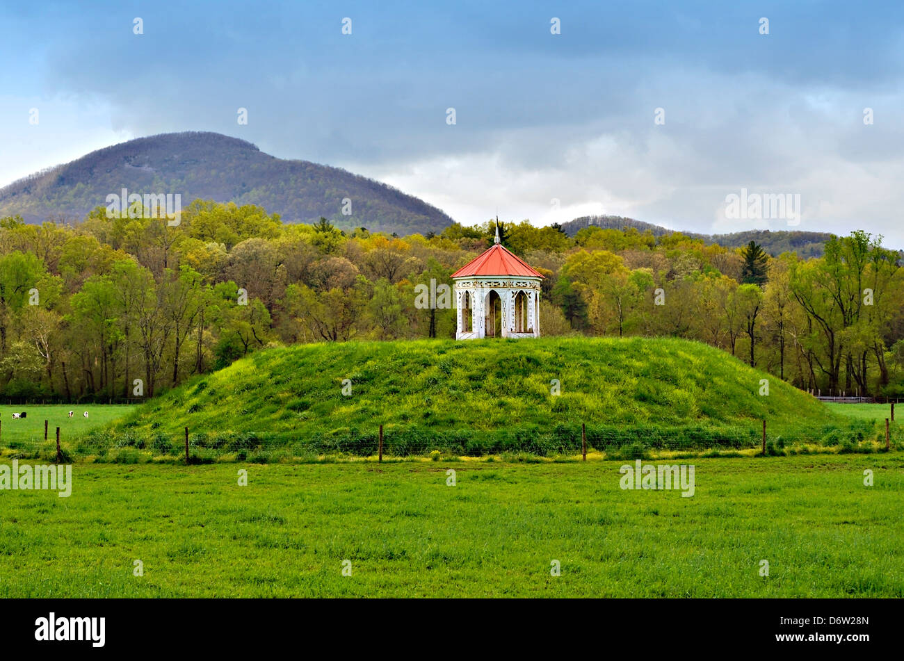 Native american burial mound hi-res stock photography and images - Alamy