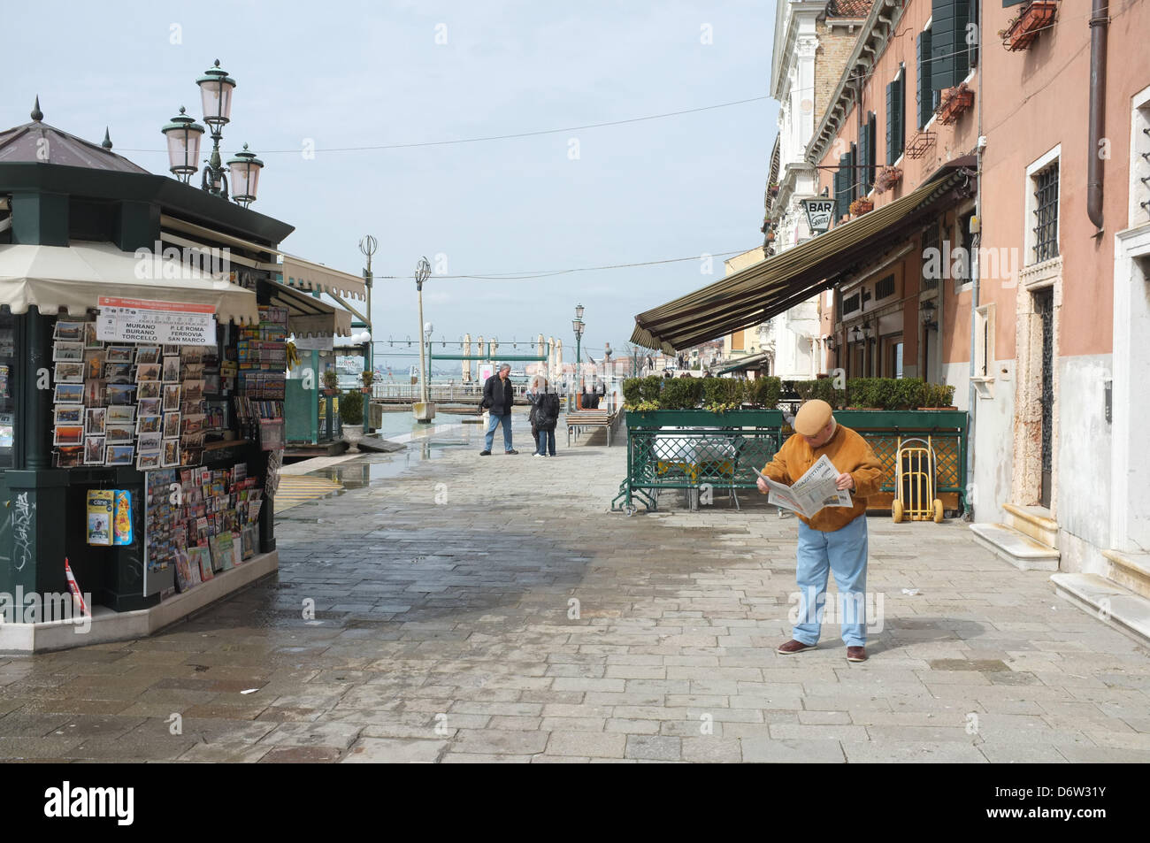 A man reading the daily newspaper in Venice - Italy Stock Photo - Alamy