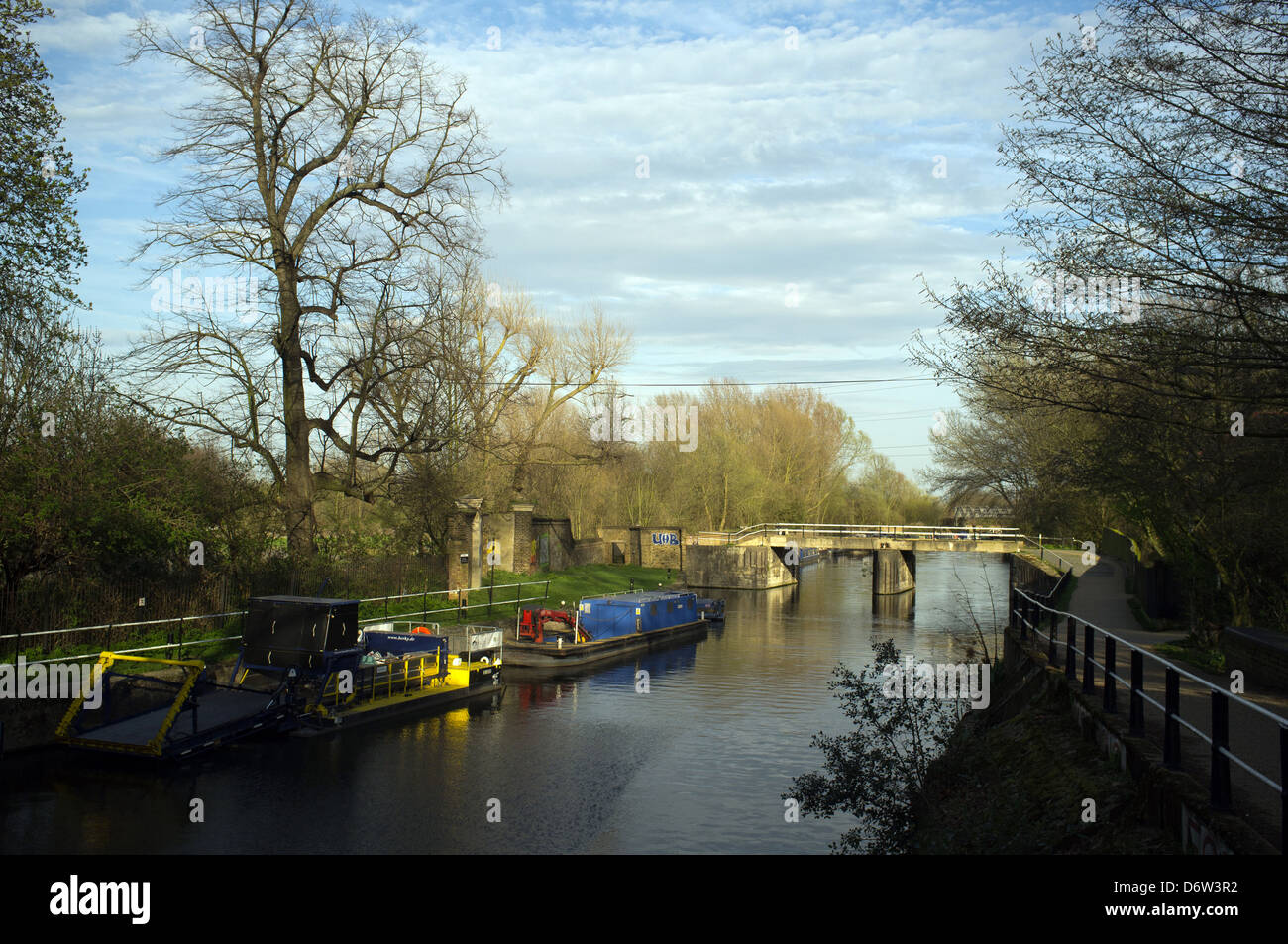 Houseboat trailers on a London canal Stock Photo - Alamy