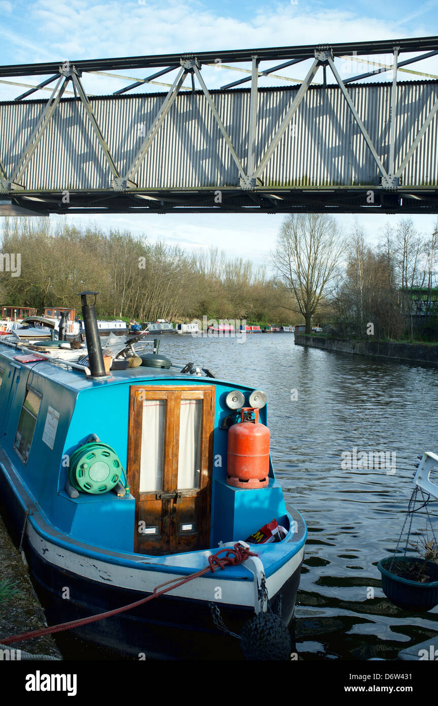 Shelter under bridge hi-res stock photography and images - Alamy