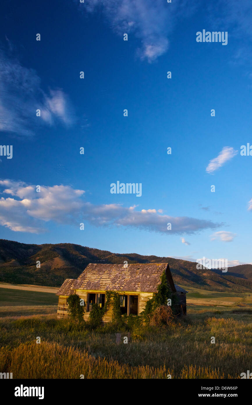 Lone cabin hi-res stock photography and images - Alamy