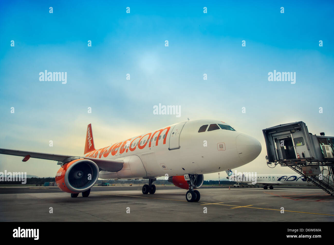 Easyjet plane hi-res stock photography and images - Alamy