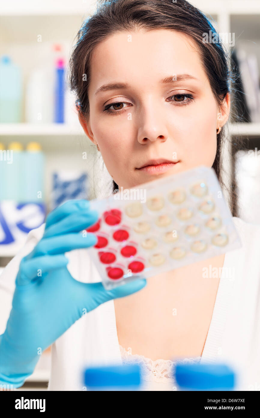 Girl explores cell coat multiwell plate Stock Photo - Alamy