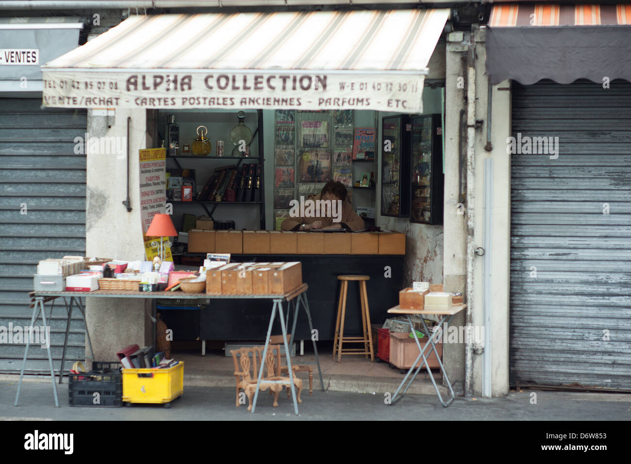 Flea market stall in Paris Stock Photo - Alamy