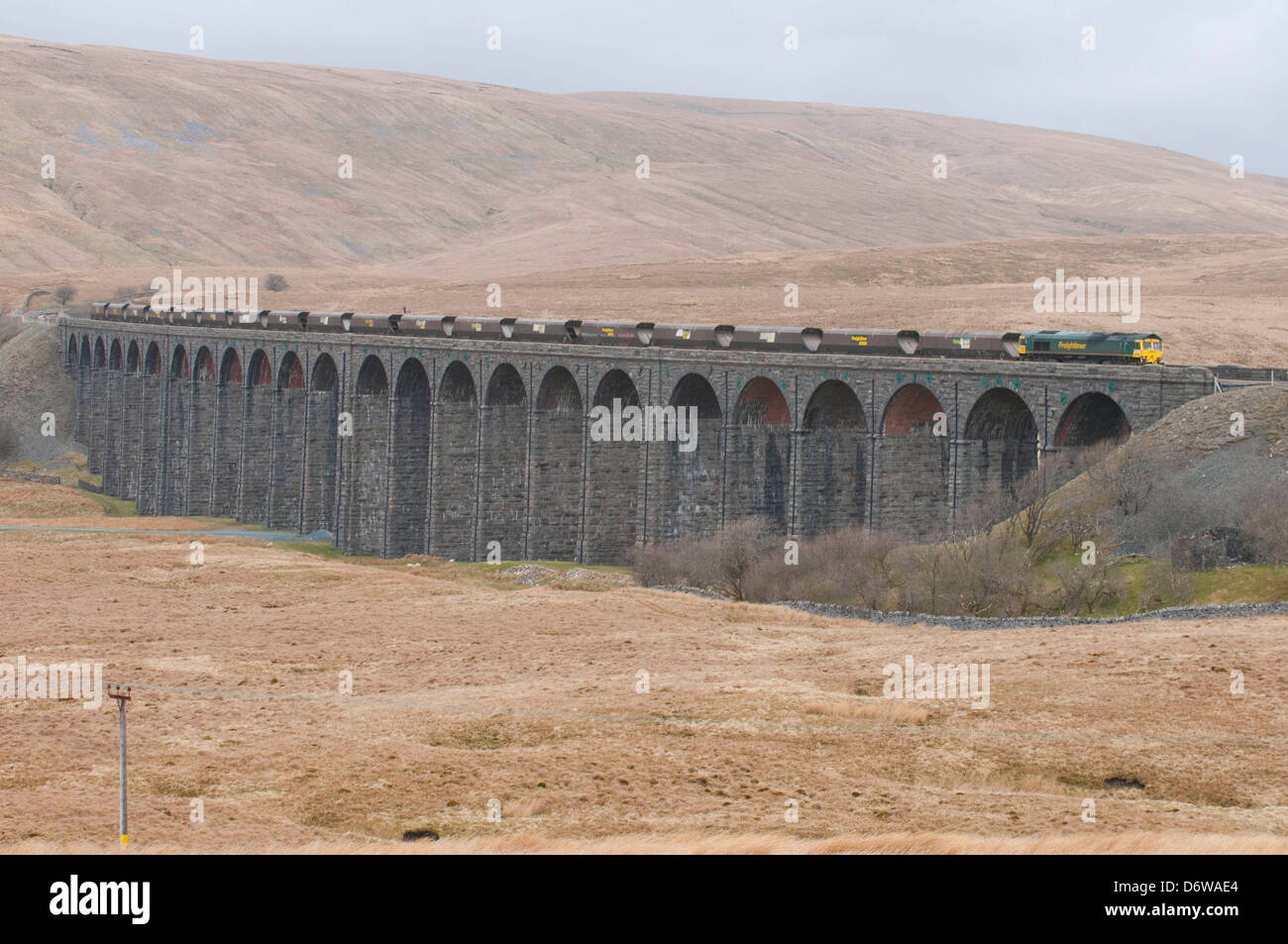 Freightliner goods train on the Ribblehead viaduct Stock Photo - Alamy