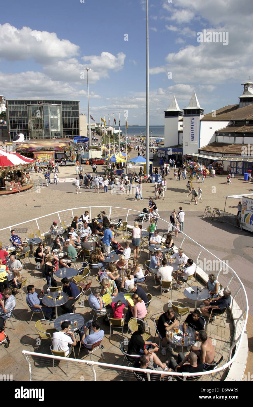 Bournemouth sea crowd hi-res stock photography and images - Alamy