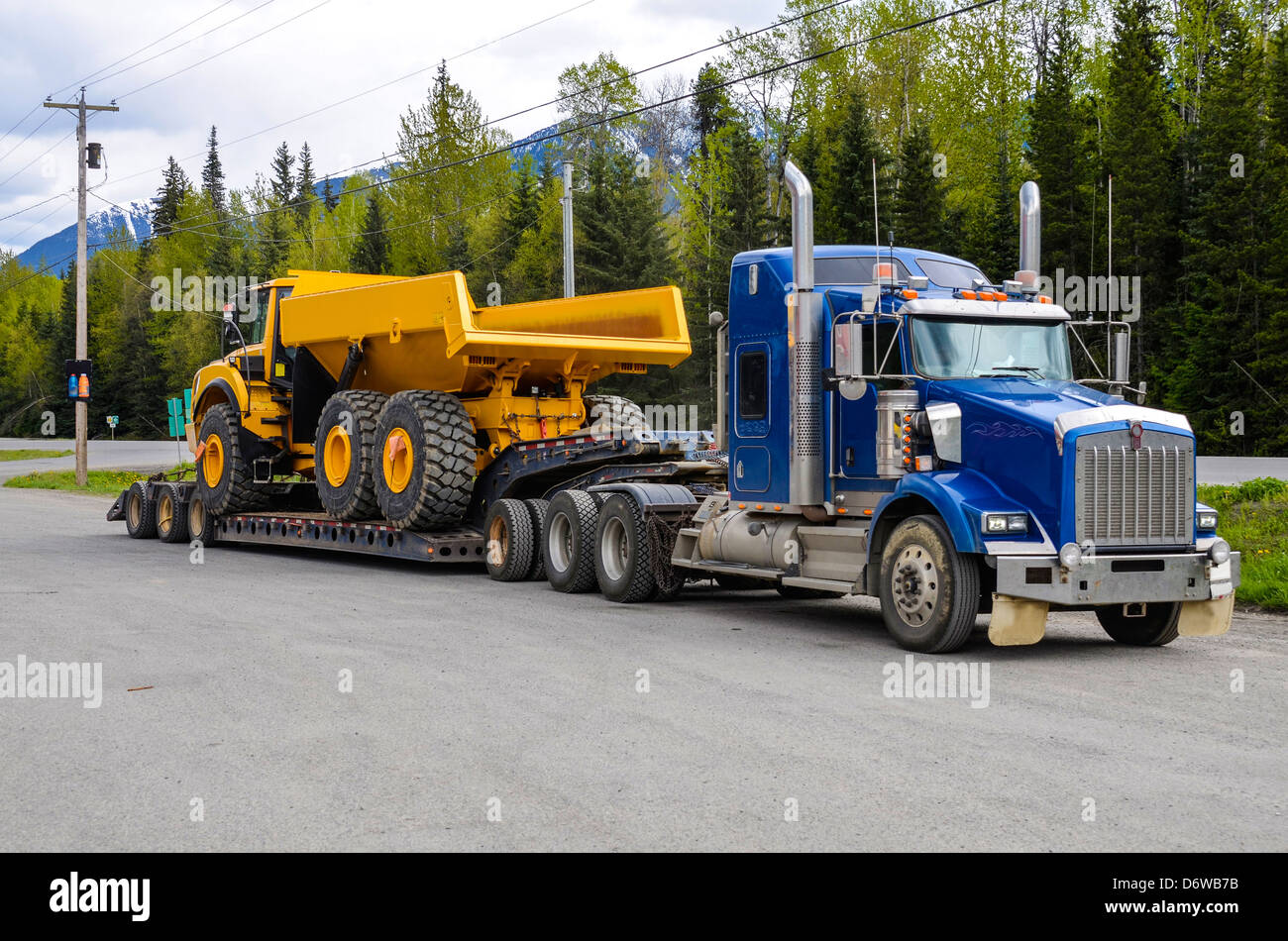Low loader truck carrying huge dump hi-res stock photography and images ...