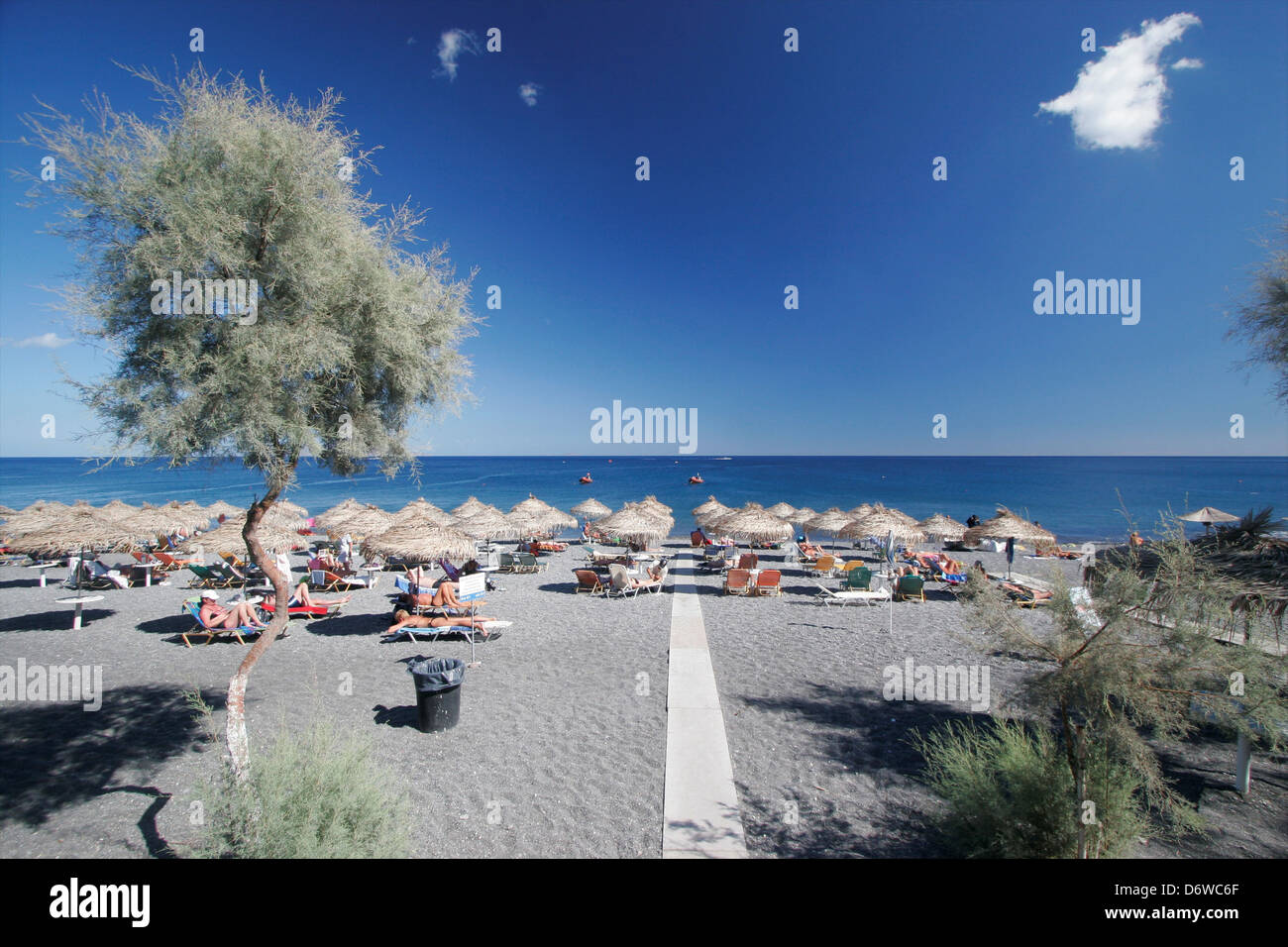 Greece, Santorini, Kamari, Tourist resort next to beach Stock Photo - Alamy