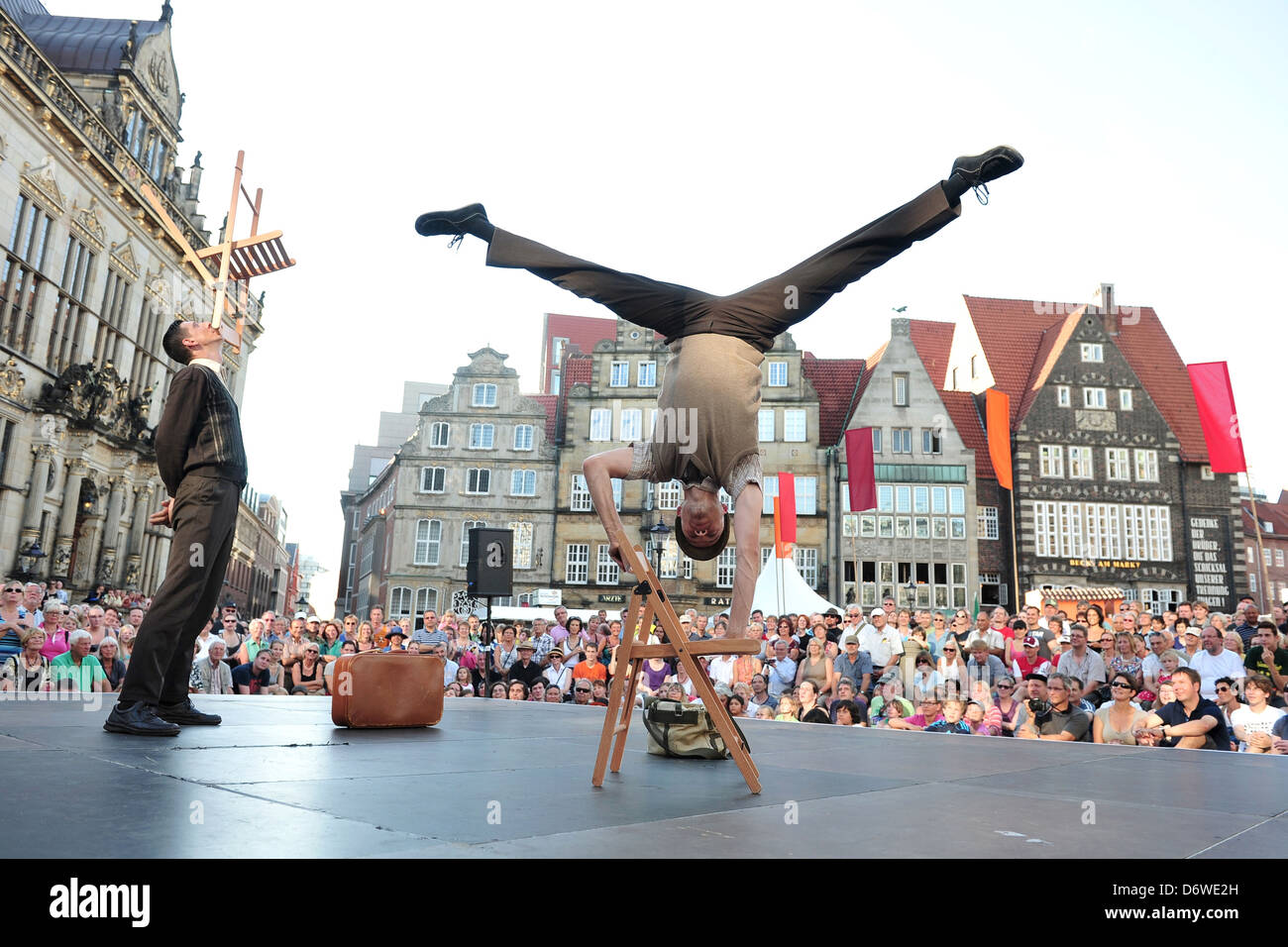 Juggler drop hi-res stock photography and images - Alamy