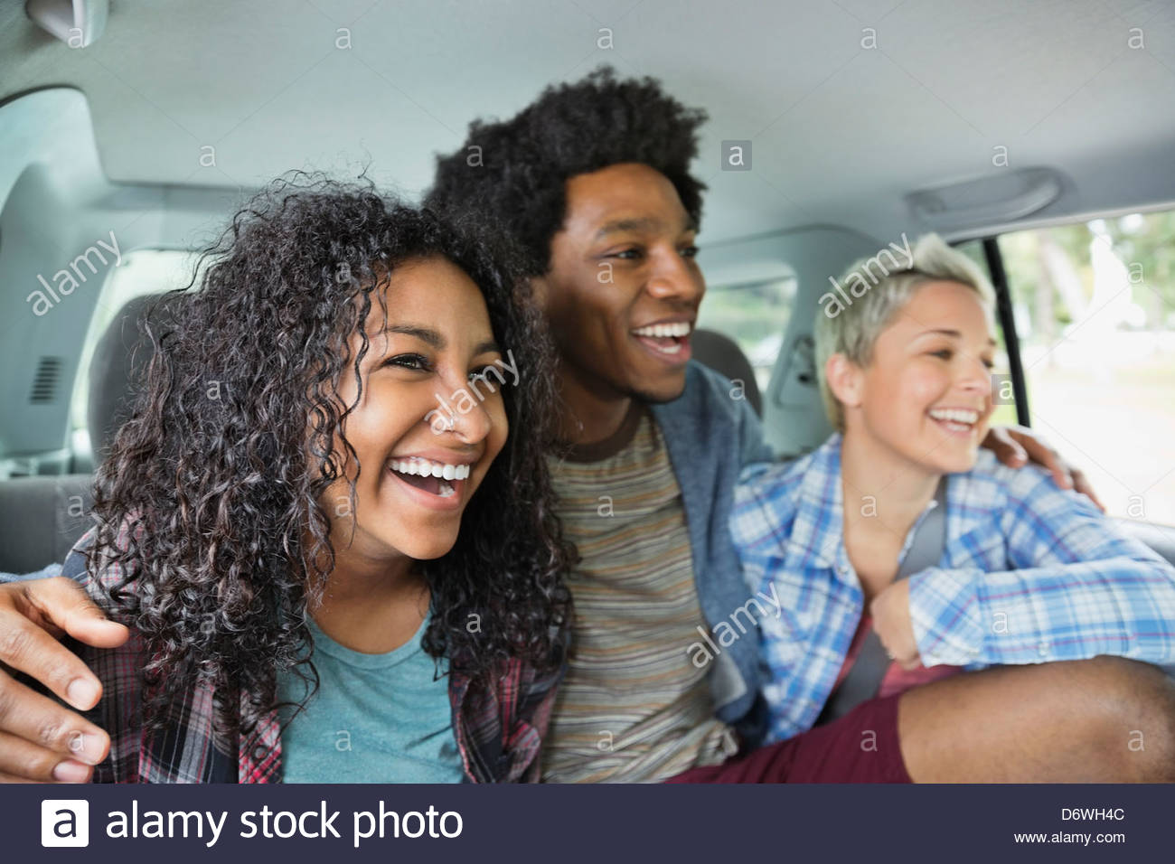 Friends with arms around shoulders hi-res stock photography and images ...