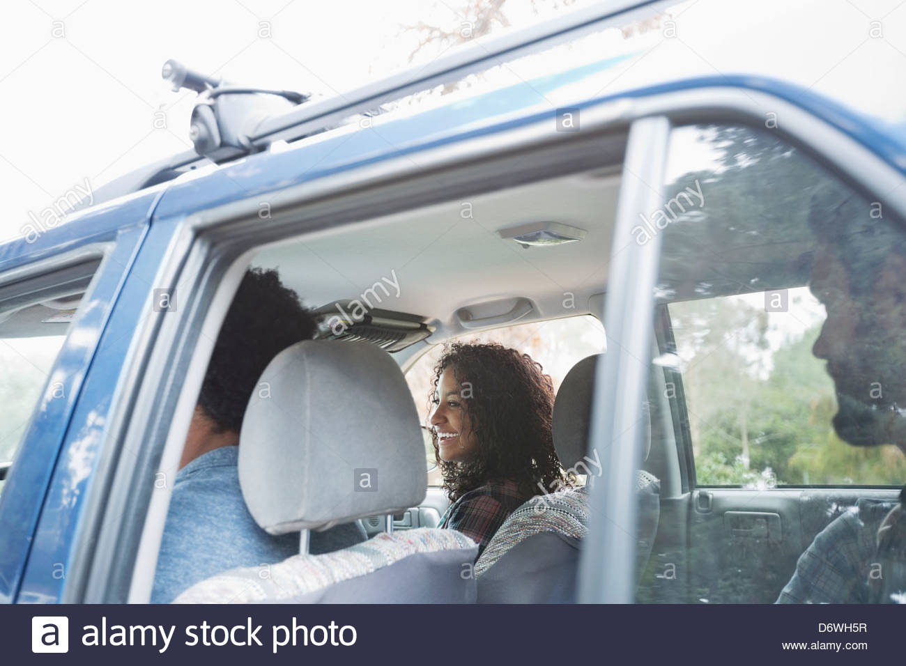 Friends through window hi-res stock photography and images - Alamy