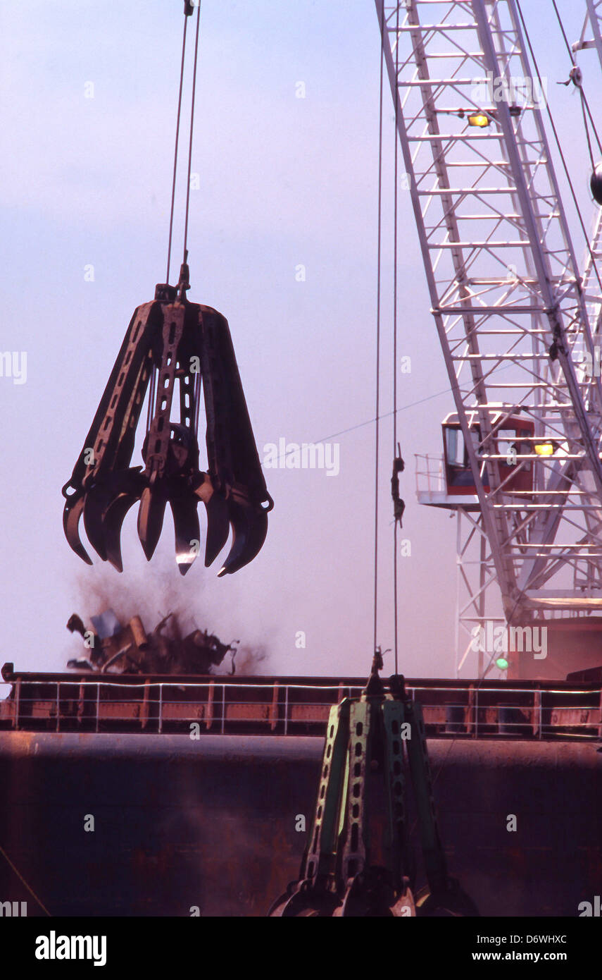 Loading scrap metal onto a barge Stock Photo - Alamy