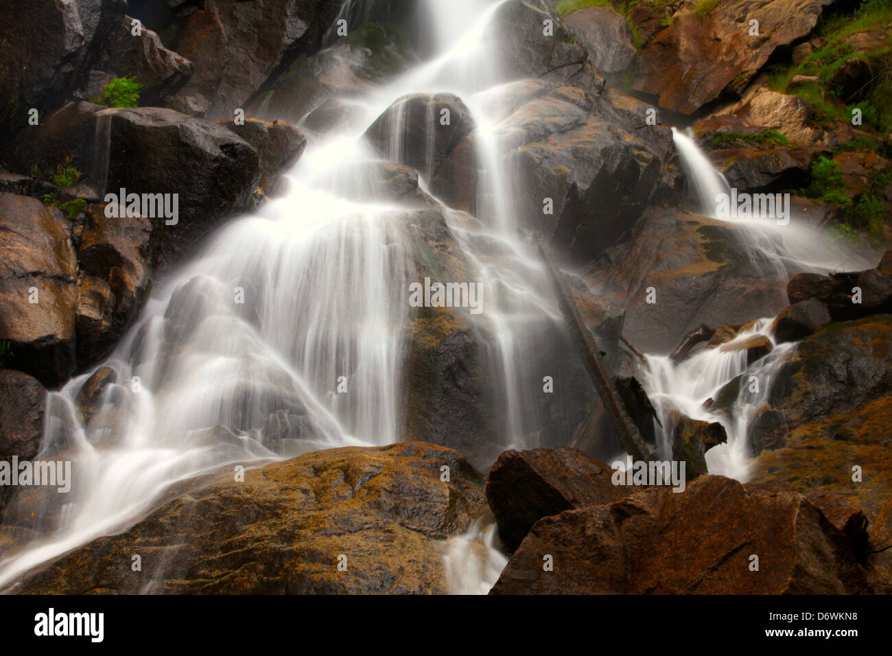 Water falling from rocks, Grizzly Falls, Kings Canyon National Park ...