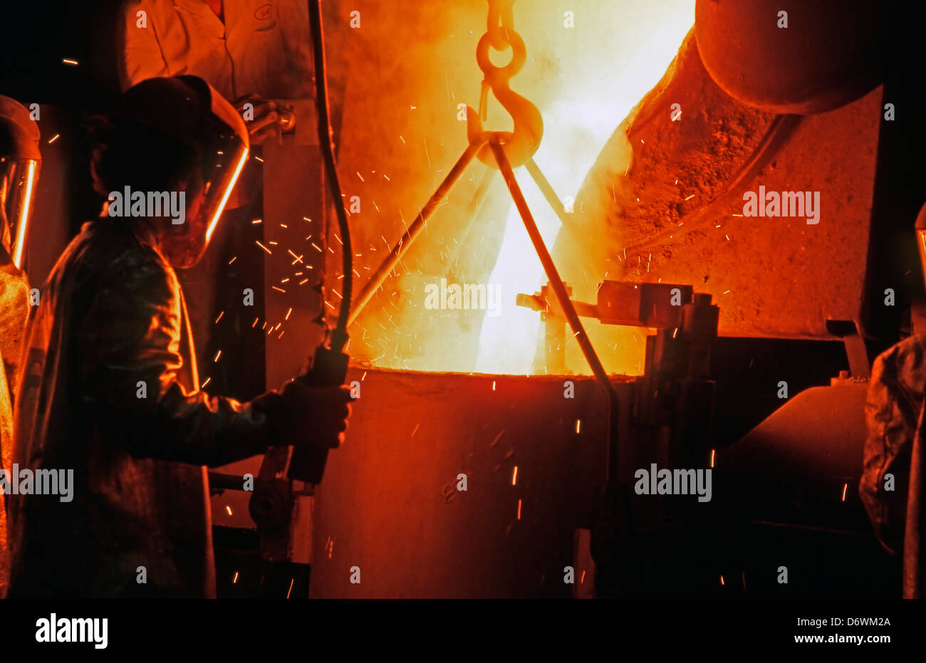 Worker pouring molten iron hi-res stock photography and images - Alamy