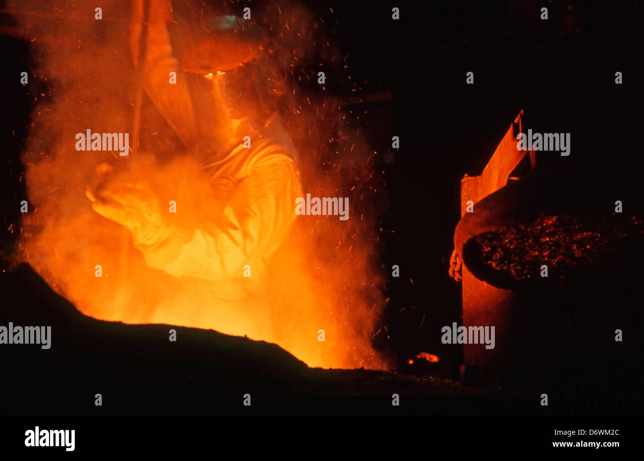 Pouring molten metal titanium hi-res stock photography and images - Alamy
