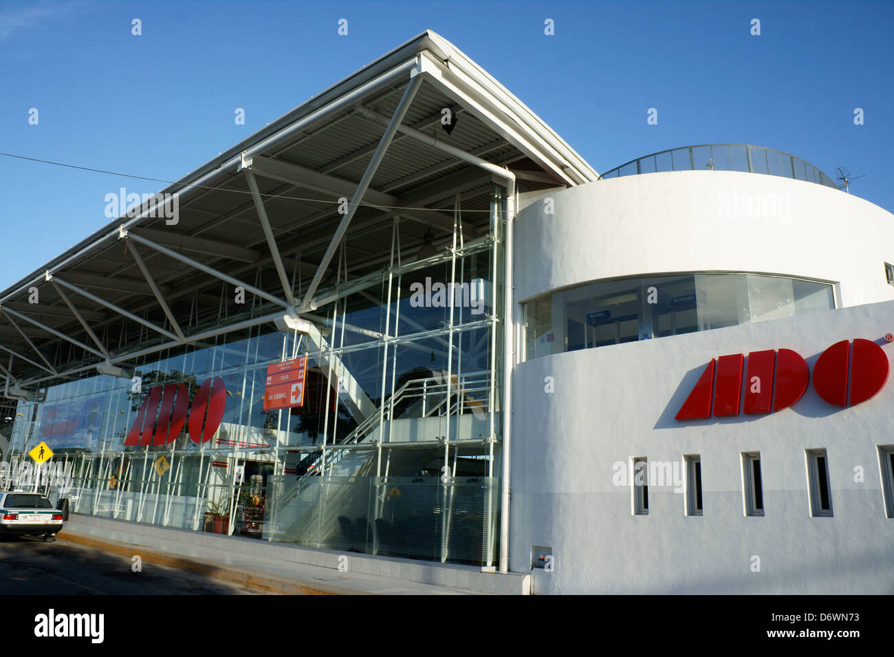 Cancun bus hi-res stock photography and images - Alamy