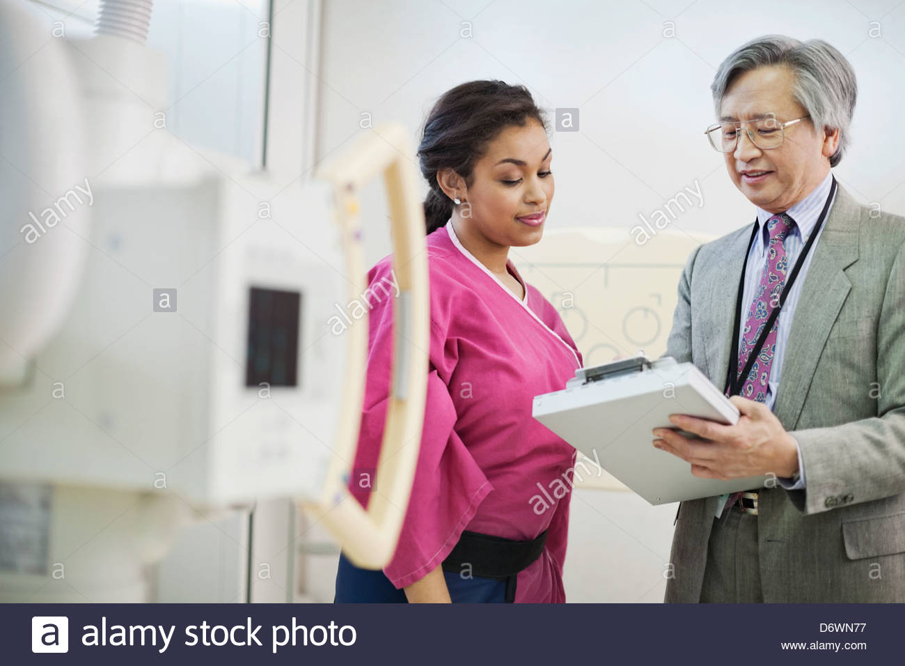 Doctor explaining x ray to patient hi-res stock photography and images ...