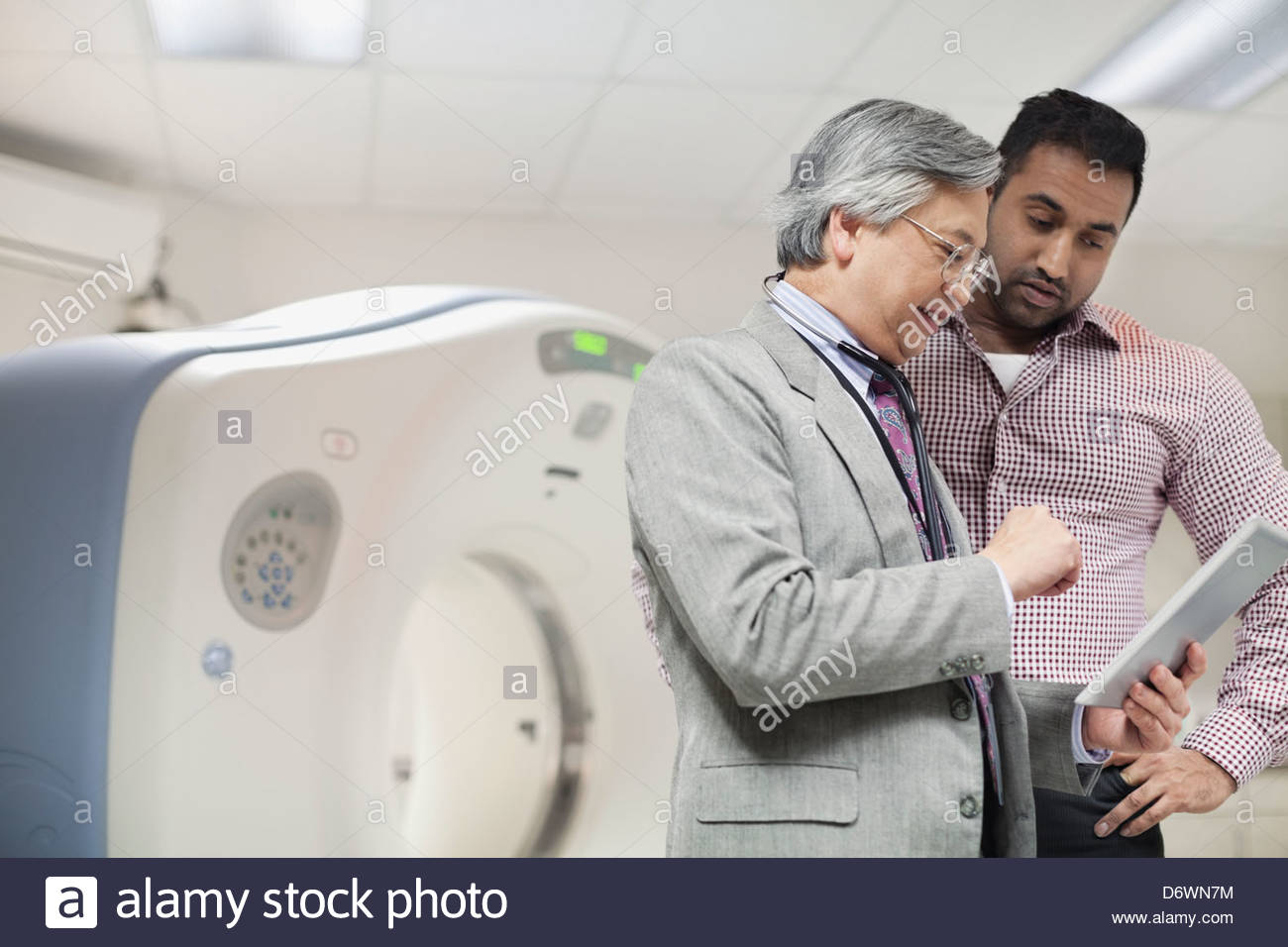Doctor explain hi-res stock photography and images - Alamy