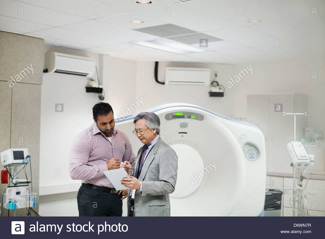 Doctor explain hi-res stock photography and images - Alamy