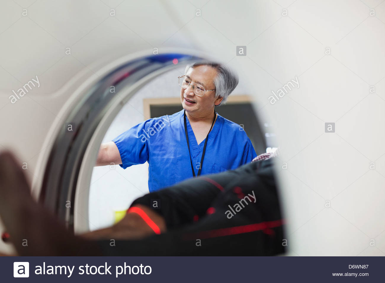 Radiologist and scanner hi-res stock photography and images - Alamy