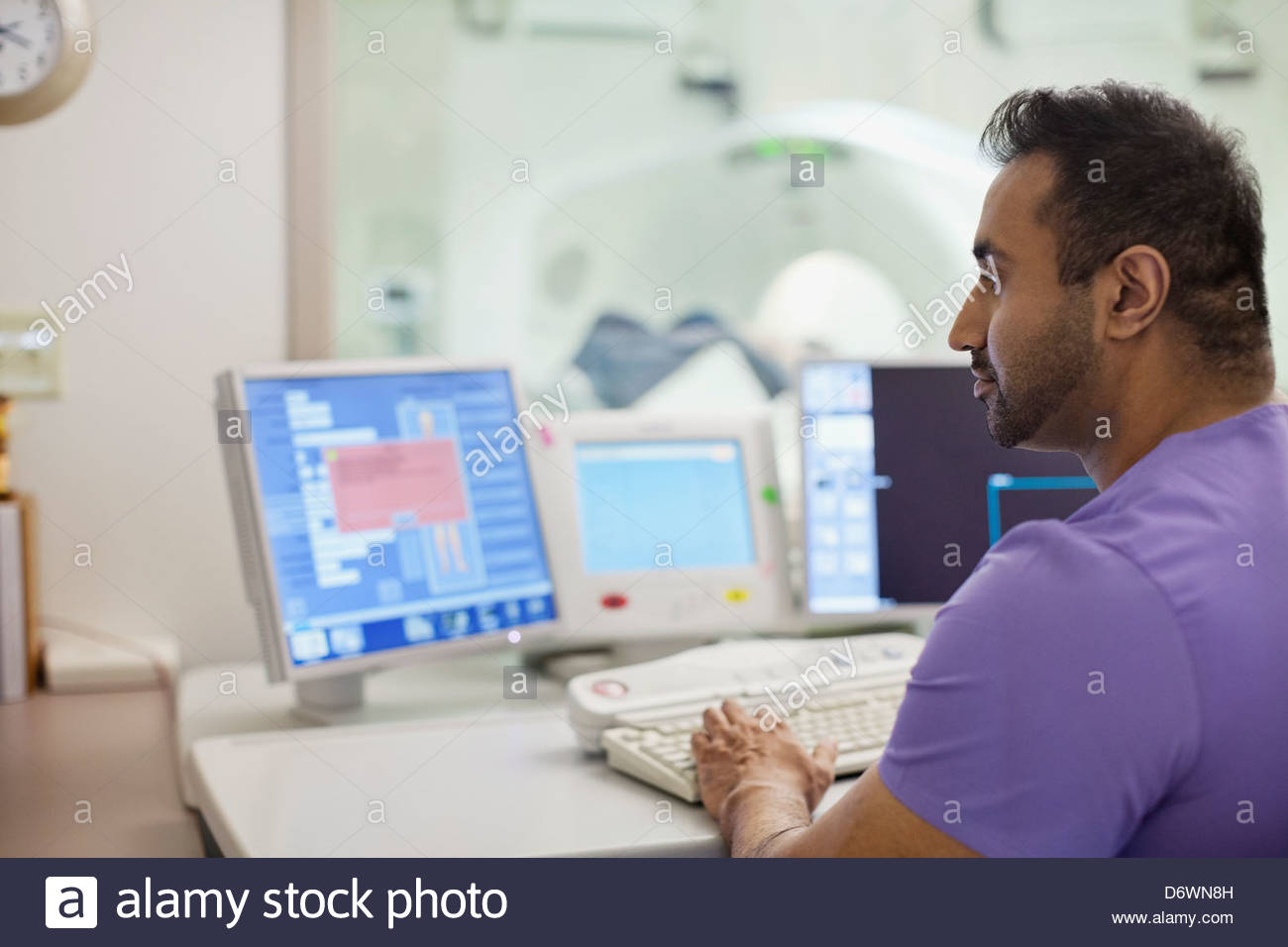 Medical mri scan monitor room hi-res stock photography and images - Alamy