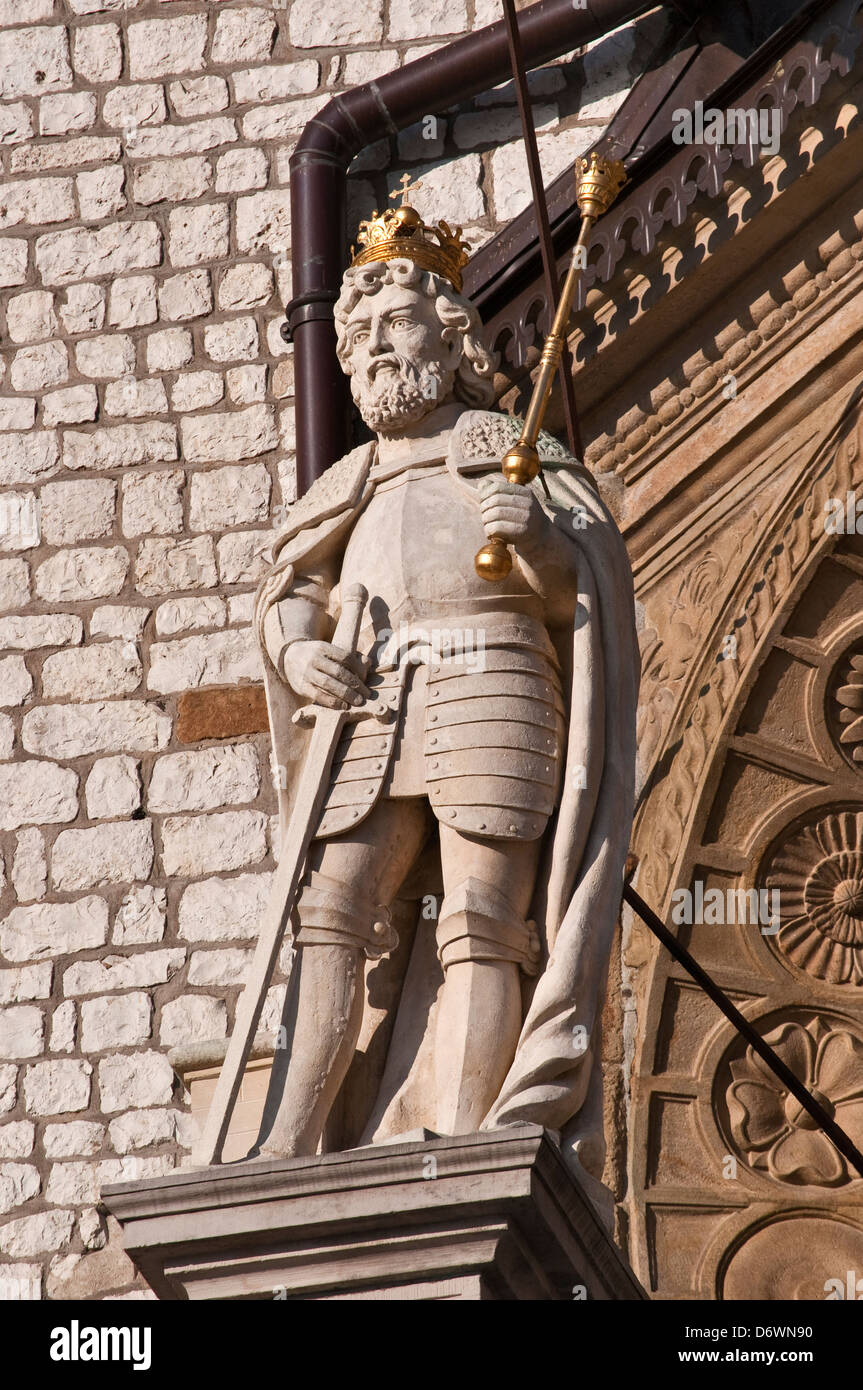 King statue hi-res stock photography and images - Alamy