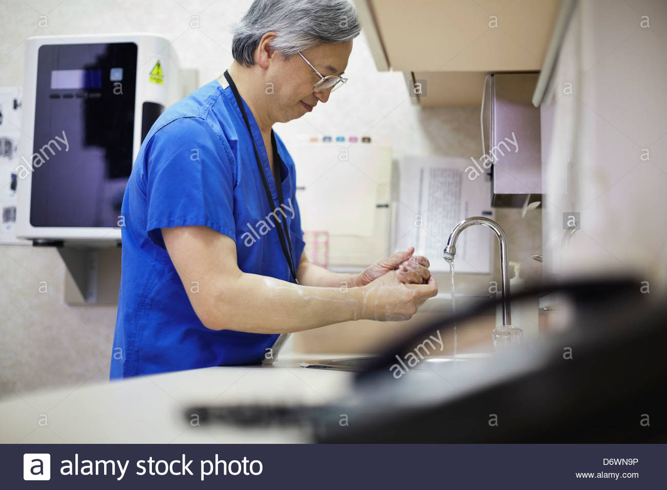 Doctor washing hands hi-res stock photography and images - Alamy
