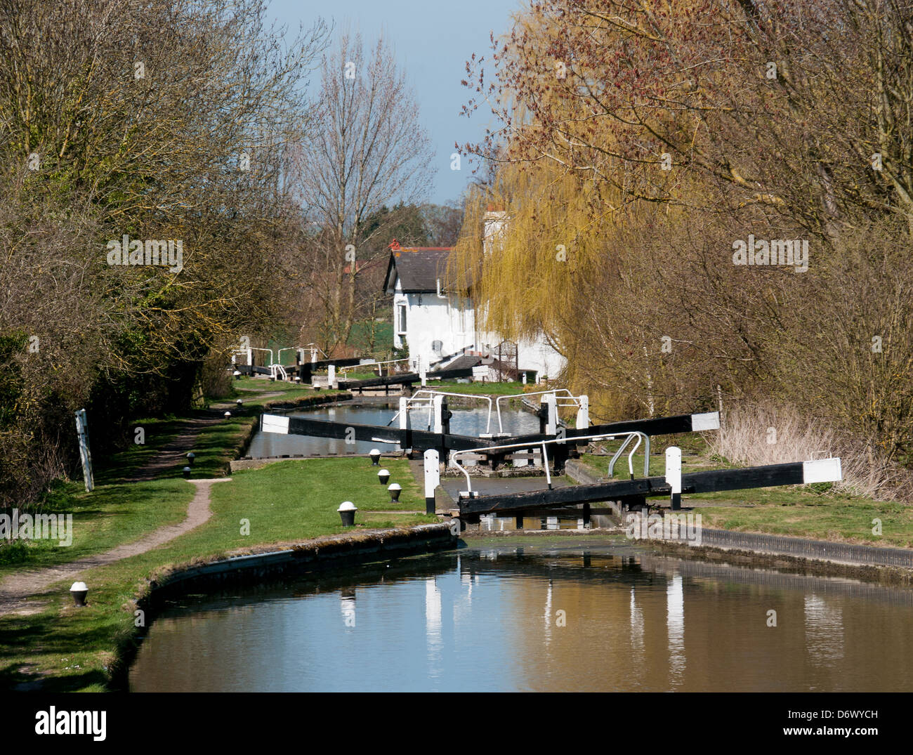 Locks and lock keepers house on the Grand Union Canal at Marsworth ...