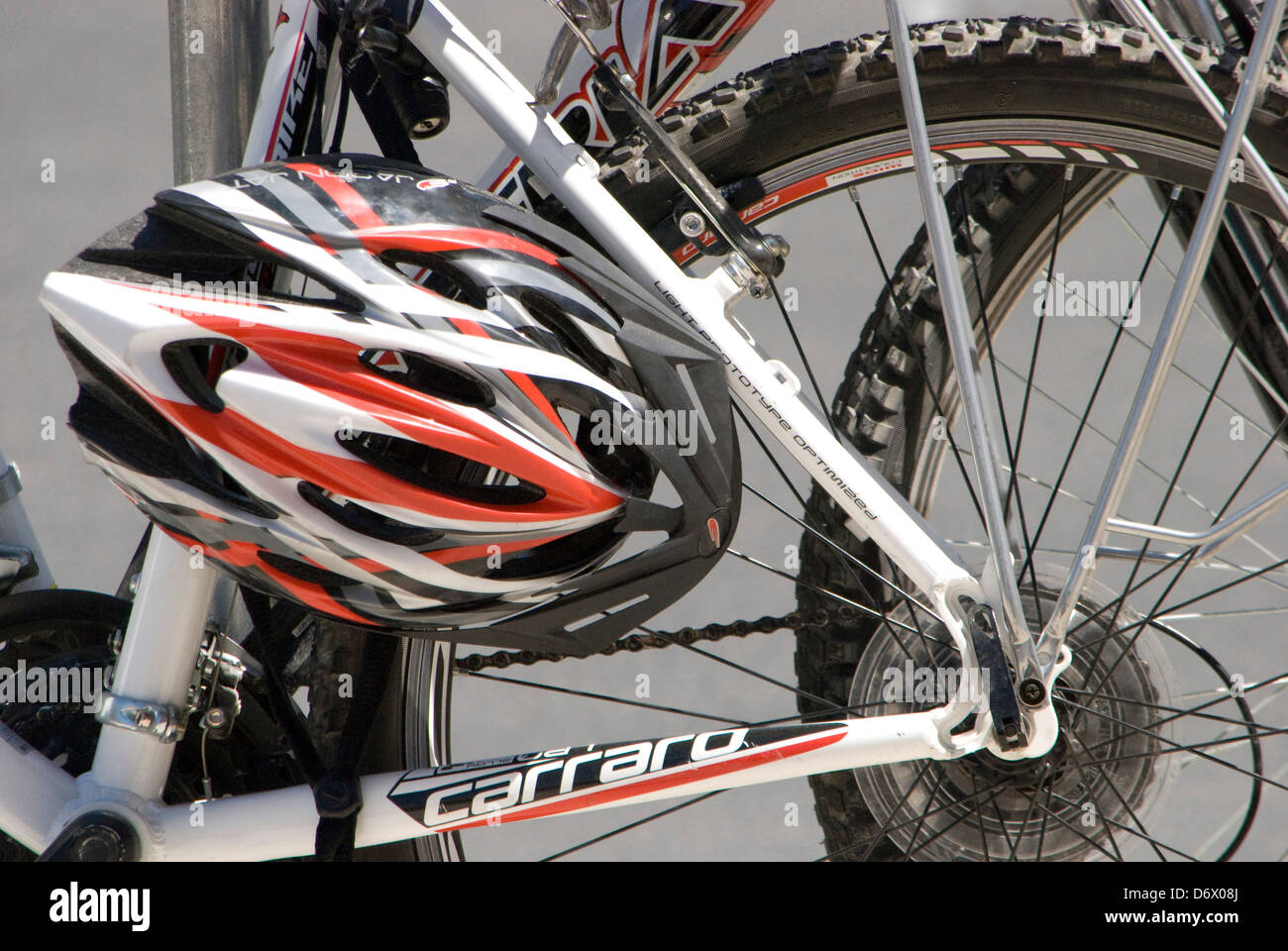 Red cycle helmet hi-res stock photography and images - Alamy