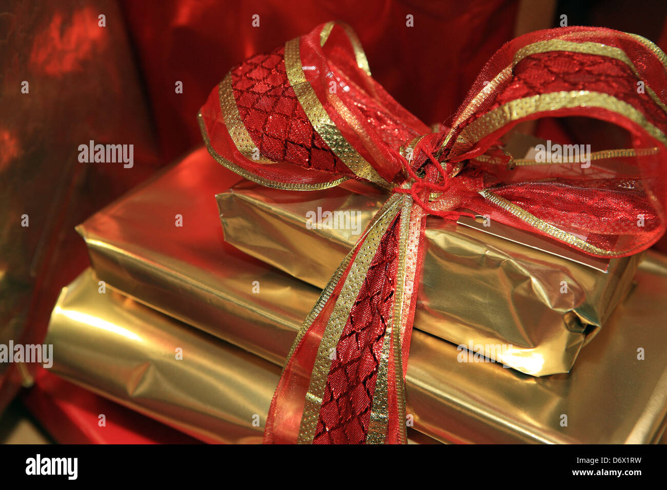 Gold presents hi-res stock photography and images - Alamy