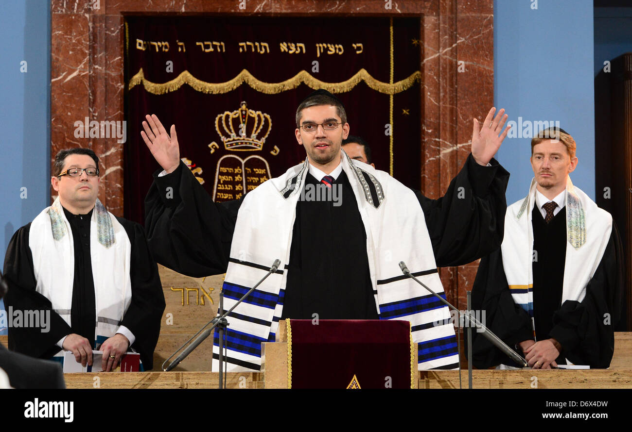 Rabbi Alexander Nachama raises his hands as he stands between the new ...