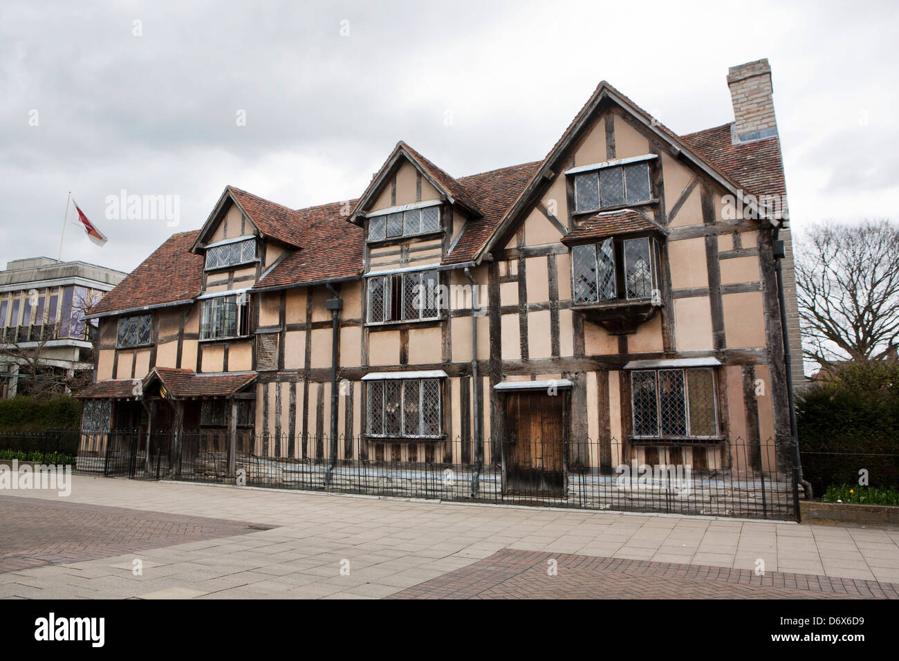 The front entrance of Shakespeare's Birth Place. Historic 16th century ...