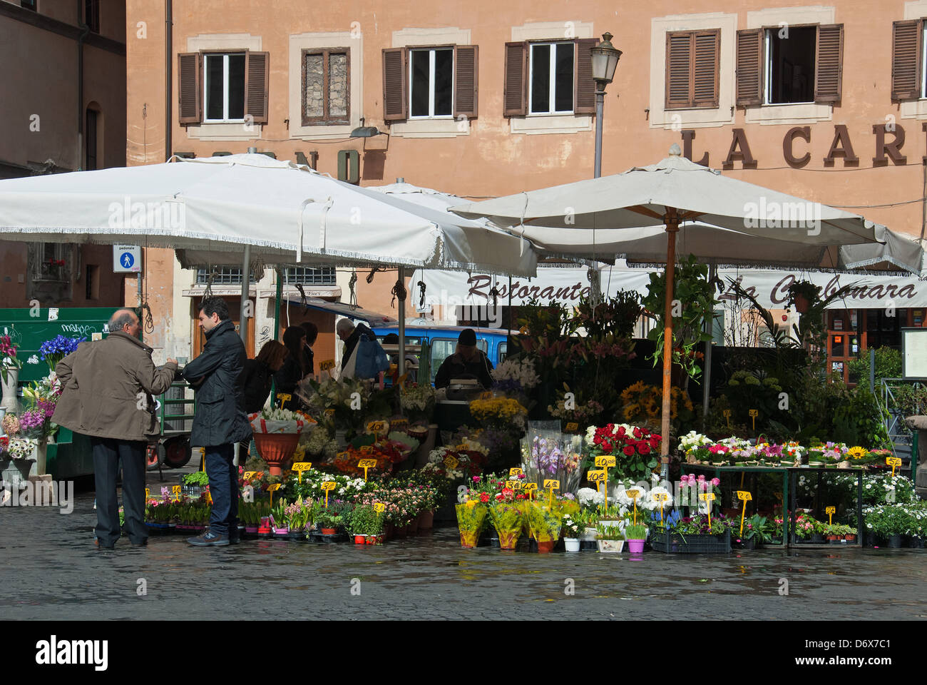 Italia in piazza market stall hi-res stock photography and images - Alamy