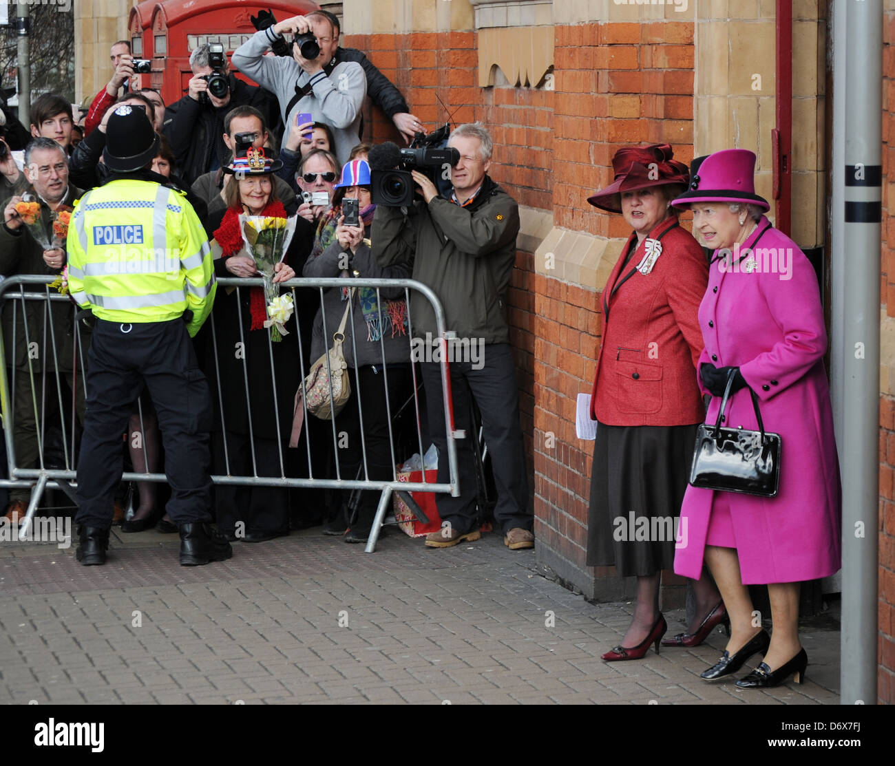 Queen elizabeth ii arrives train hi-res stock photography and images ...