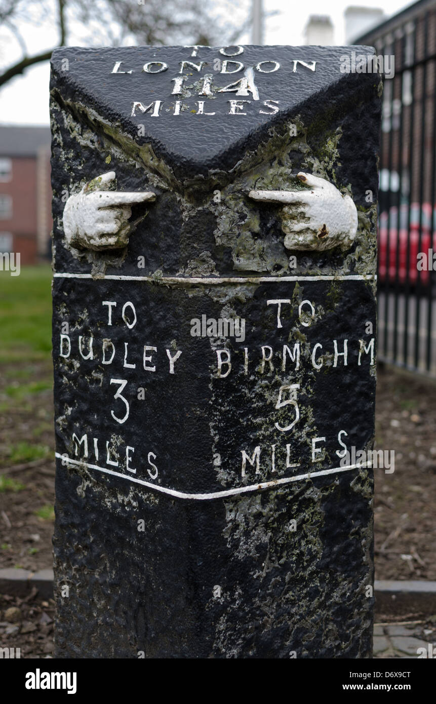 Old black and white signpost hi-res stock photography and images - Alamy