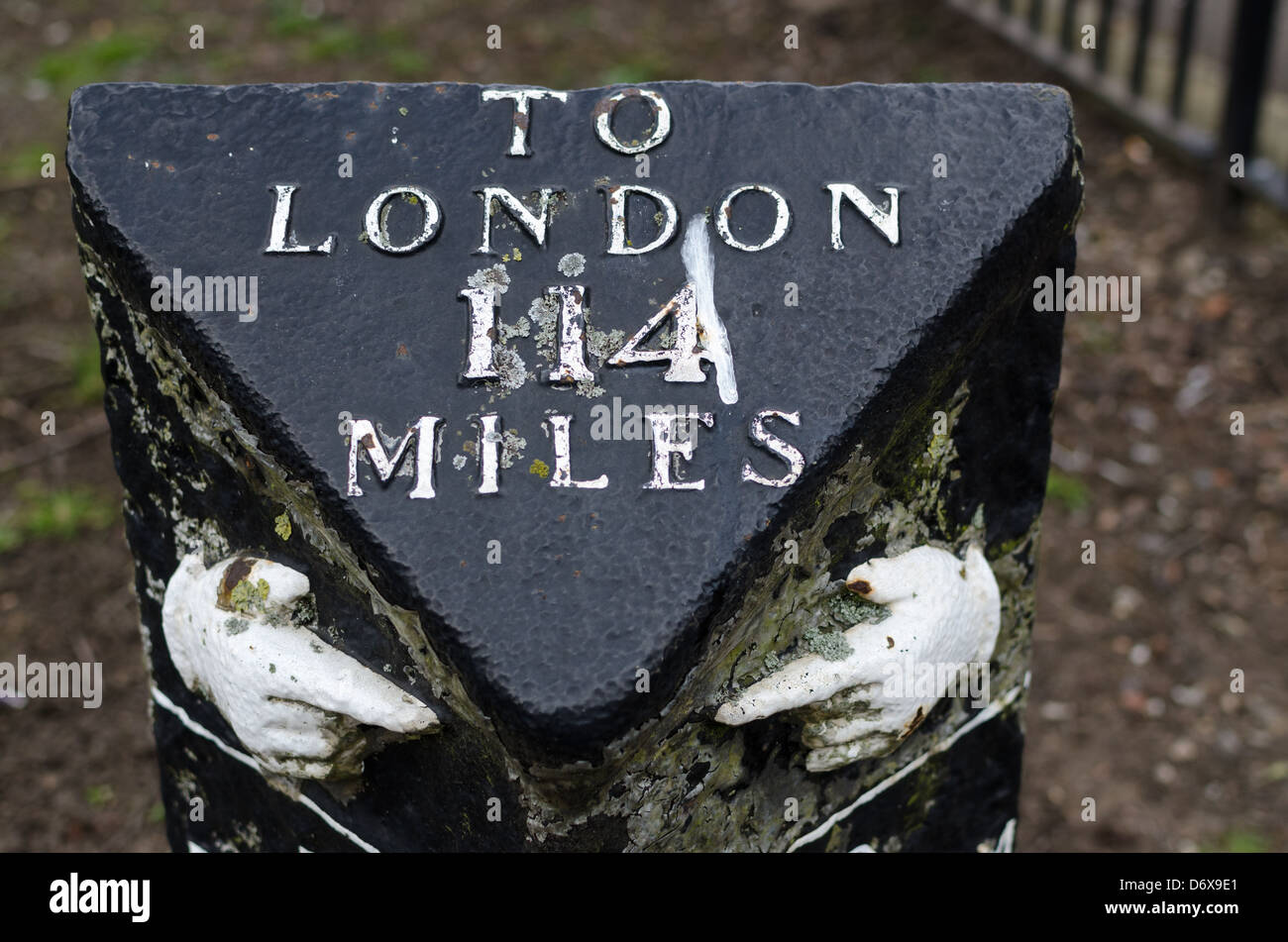 Old milestone saying london 114 hi-res stock photography and images - Alamy