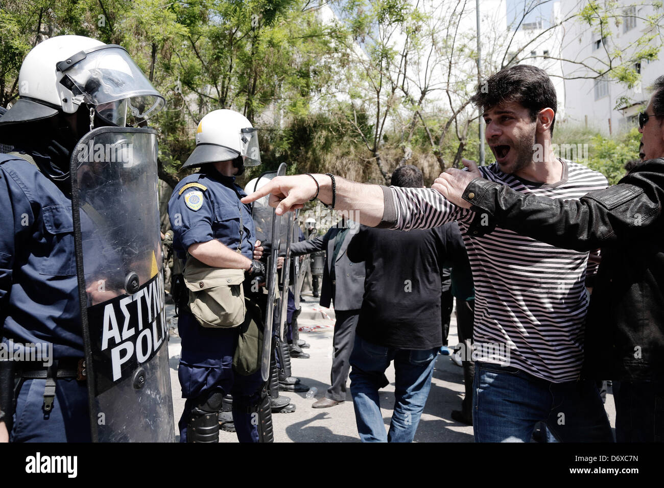 Police confronting demonstrators hi-res stock photography and images ...