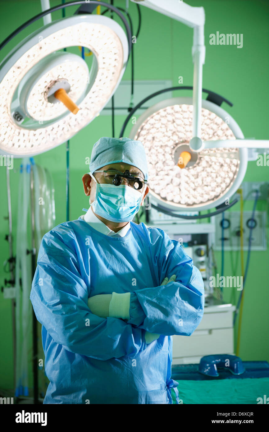 a surgeon standing in operating room with arms crossed Stock Photo - Alamy
