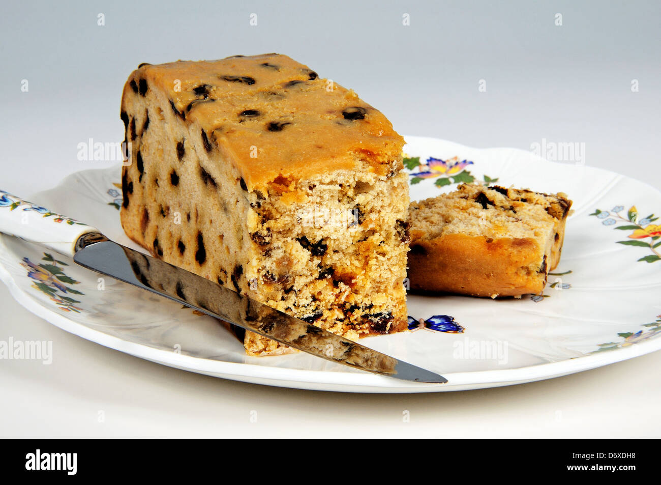 Sultana sponge cake on a plate with a cake knife Stock Photo - Alamy