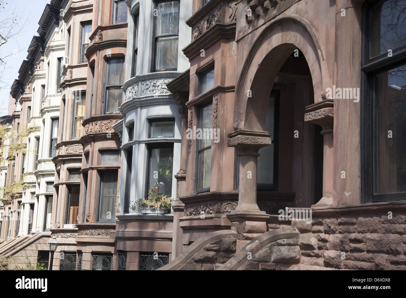 Row of brownstones new york hi-res stock photography and images - Alamy